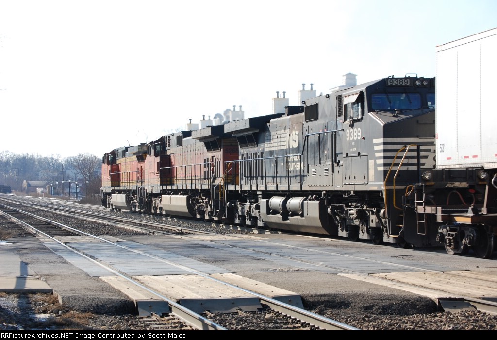 BNSF 5367, 5265 & NS 9389